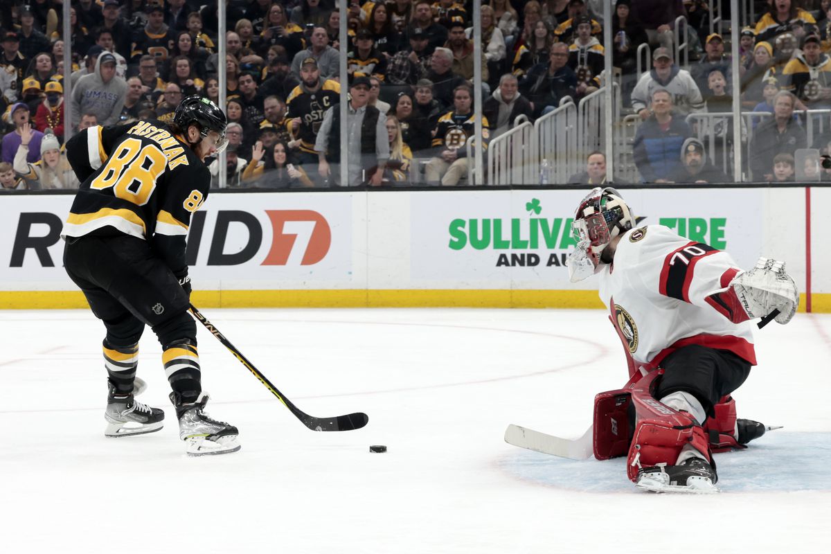 Bruins holds on to win 2-1 over Senators thanks to Ullmark's 40 saves ...