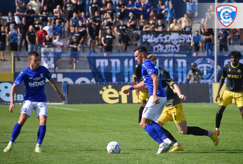 Феновете на Спартак и Черно море надъхаха своите любимци (ВИДЕО)